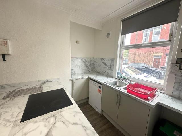Glebe Avenue Room 1, Kirkstall, Leeds
