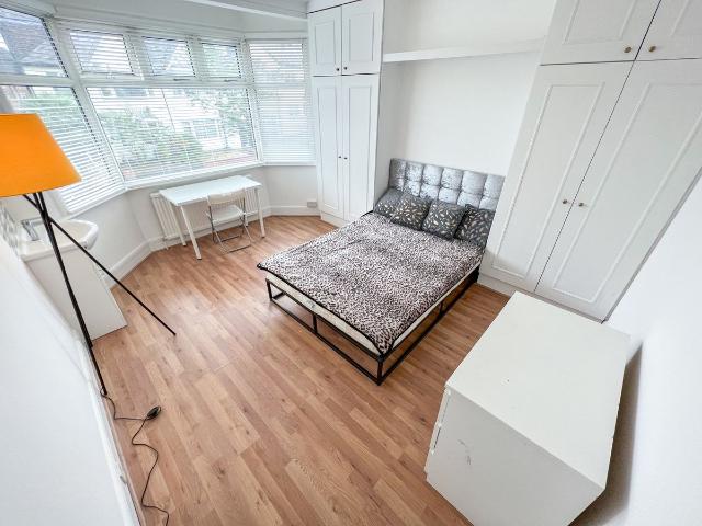 Glebe Crescent, London NW4, Room to rent, £850 pcm | PrimeLocation