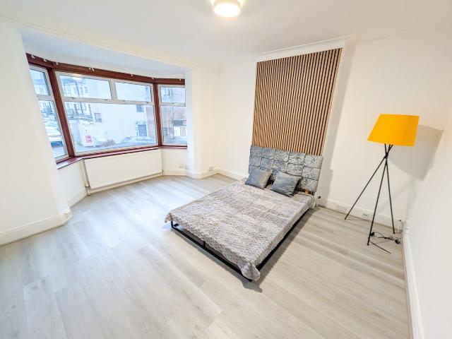 Glebe Crescent, London NW4, Room to rent, £900 pcm | PrimeLocation