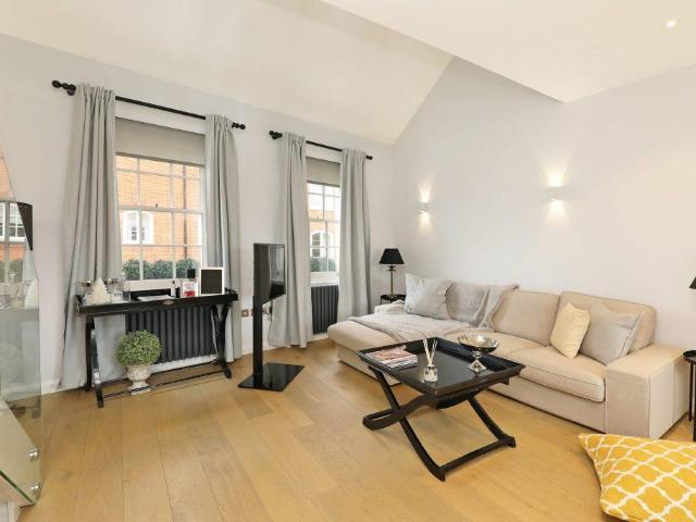 Glebe Place, Chelsea, SW3 2 bed penthouse to rent £3,500 pcm £808 pw