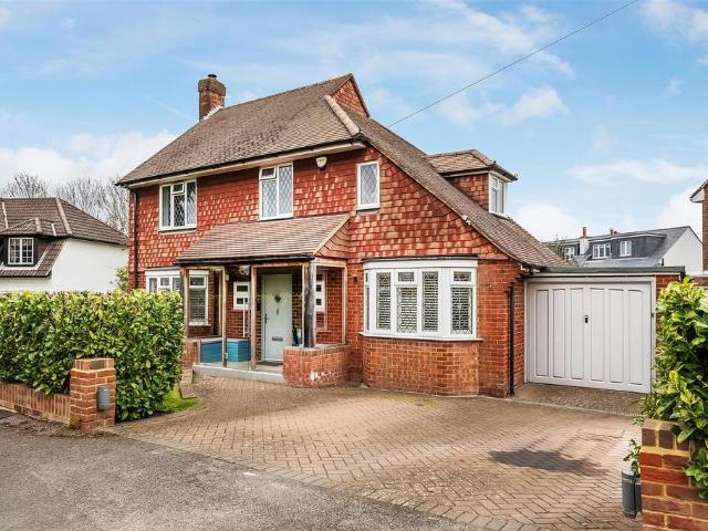 GLEBE ROAD, ASHTEAD, KT21 3 bed detached house to rent £2,995 pcm £691 pw