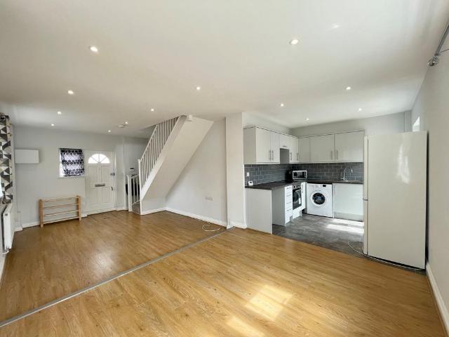 Glebe Road, CHELMSFORD 2 bed terraced house to rent £1,525 pcm £352 pw