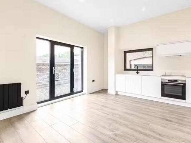 Glebe Road, London, E8 4BD