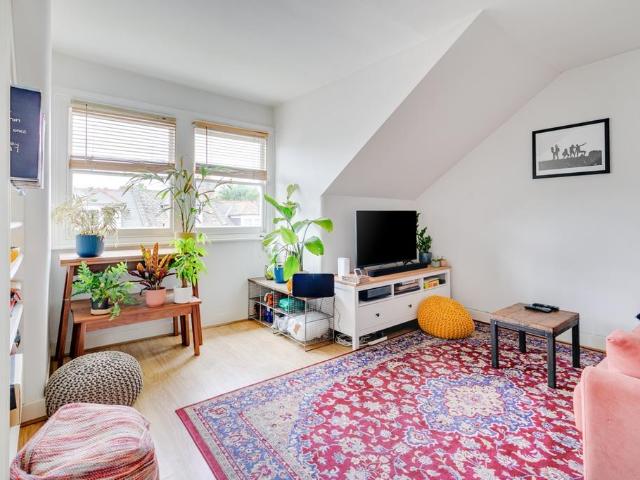 Glebe Road London N8 1 bed flat to rent £1,850 pcm £427 pw