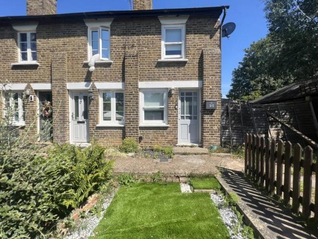 Glebeland Gardens, Shepperton TW17 2 bed terraced house to rent £1,850 pcm £427 pw