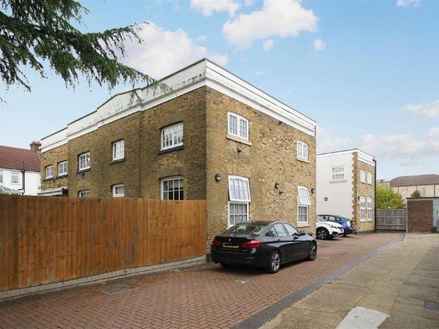 Glebelands Court, Glebelands Avenue. Studio to rent £1,525 pcm £352 pw