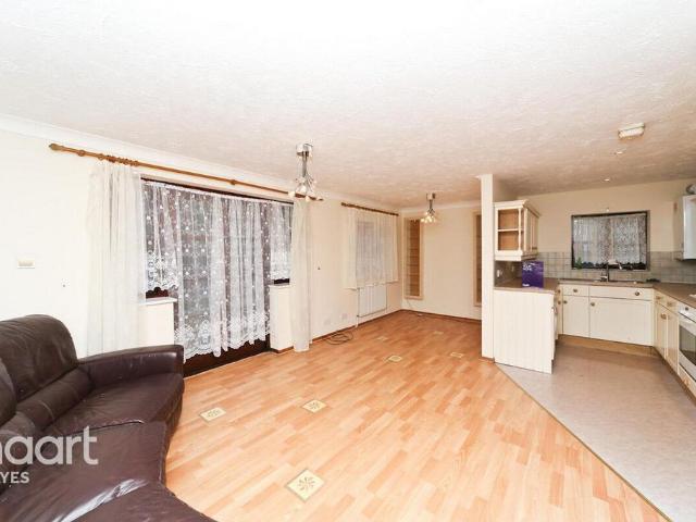 Gledwood Drive, Hayes 2 bed flat to rent £1,550 pcm £358 pw