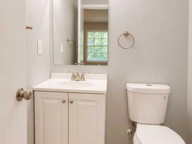 Glen Oaks Luxury Apartment Homes 3 Bedroom Apartment for Rent at 412 Fairfax Dr, Fairfield, AL 35064