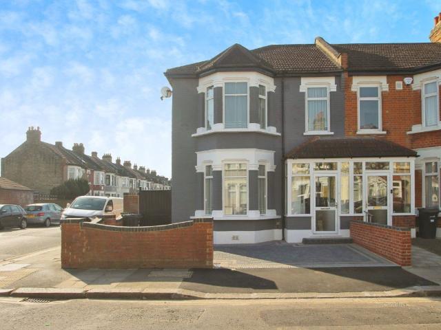 Glencoe Avenue, Seven Kings, Ilford IG2, 3 bed property to rent, £2,500 pcm | PrimeLocation
