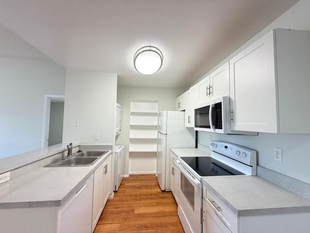 Glenbrooke Apartments 2 Bedroom Apartment for Rent at 8121 45th Ct E, Sarasota, FL 34243