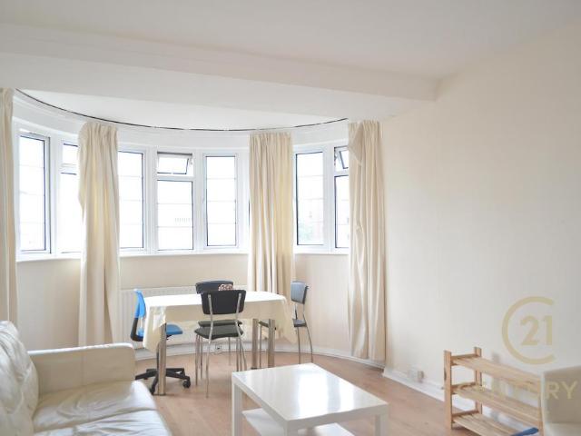 Glenbuck Road, SURBITON KT6 3 bed flat to rent £2,400 pcm £554 pw