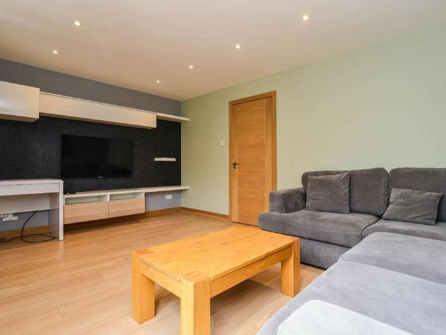 Glengall Grove, Isle of Dogs, London 3 bed flat to rent £2,550 pcm £588 pw