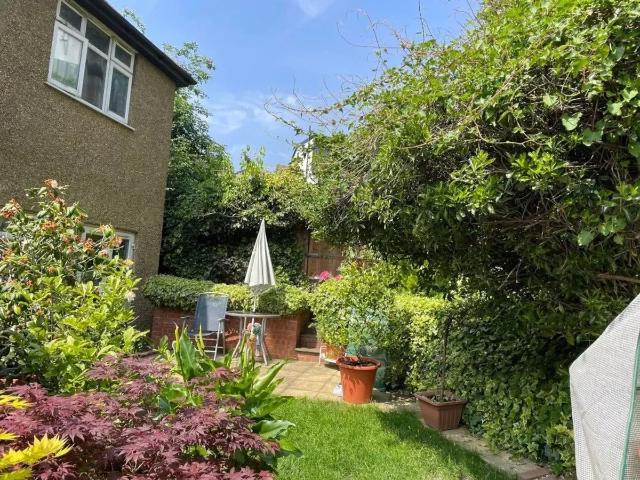 Glendor Gardens, London NW7, 2 bed maisonette to rent, £2,300 pcm | PrimeLocation
