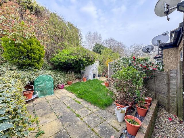 Glendor Gardens, London, NW7 2 bed maisonette to rent £2,100 pcm £485 pw