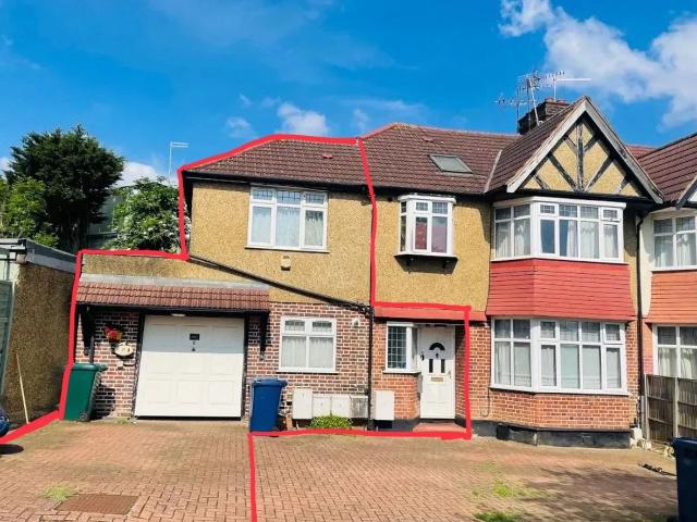 Glendor Gardens, London NW7, 2 bed maisonette to rent, £2,300 pcm | PrimeLocation