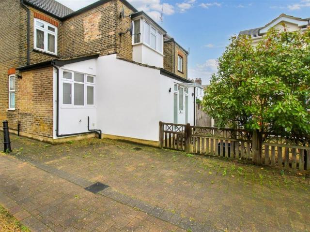Glendale Gardens, Leigh On Sea 2 bed ground floor flat to rent £1,495 pcm £345 pw