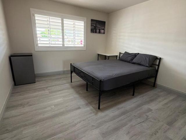 Glendale Home, a 2 minute walk to transit stop 55t