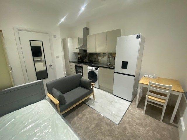 Glendalough, Sidcup DA14, Studio to rent, £1,100 pcm | PrimeLocation