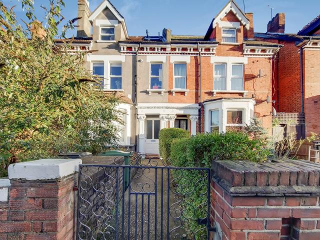 Gleneldon Road, London, SW16 2 bed apartment to rent £2,100 pcm £485 pw