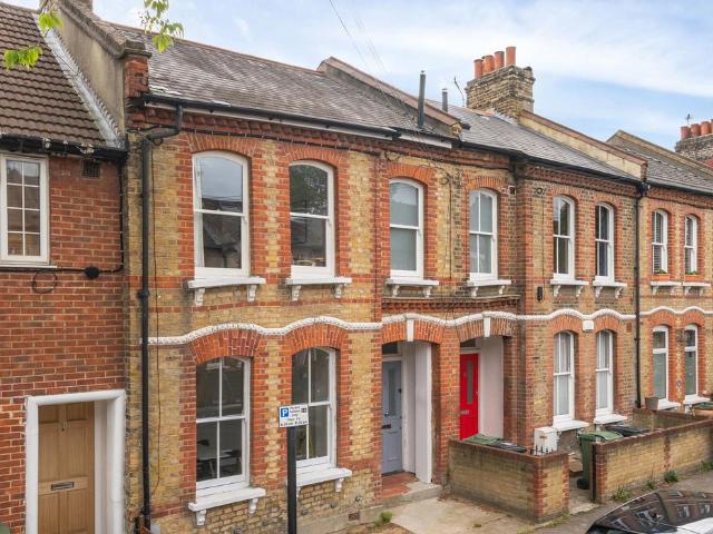 Glenelg Road, London SW2 2 bed flat to rent £2,700 pcm £623 pw
