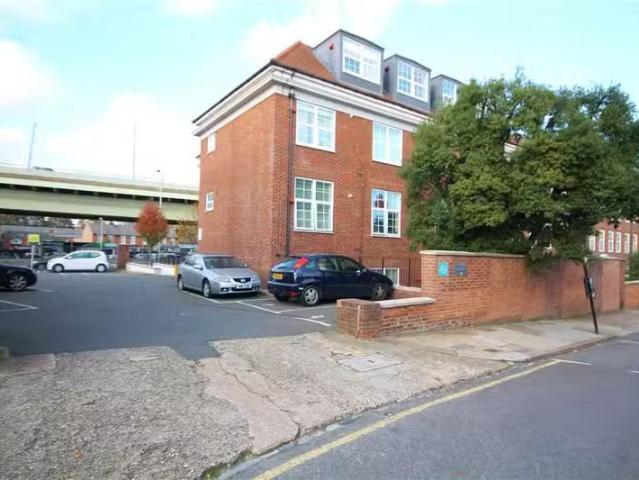 Glenhurst Road, Brentford, TW8 0FE