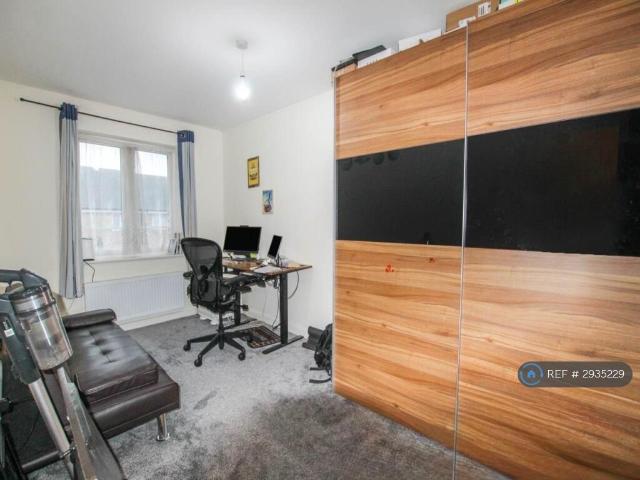 Glenister Gardens, Hayes, UB3 4 bed semi detached house to rent £2,600 pcm £600 pw