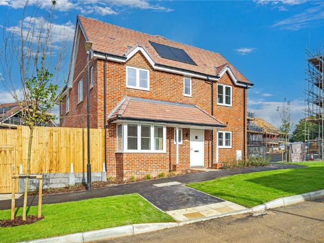 Glenister Way, St. Leonards on Sea. 4 bed semi detached house to rent £1,995 pcm £460 pw