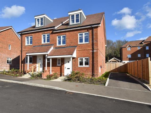 Glenister Way, St Leonards On Sea TN37 4 bed house to rent £1,995 pcm £460 pw