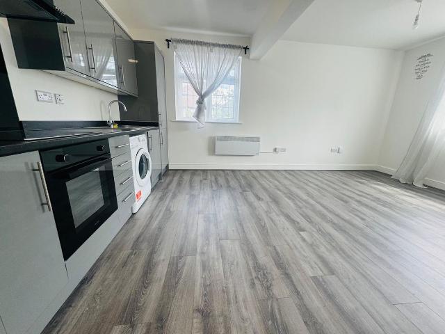Glenlee House, 2 Crossway IG8, 1 bed flat to rent, £1,500 pcm | PrimeLocation