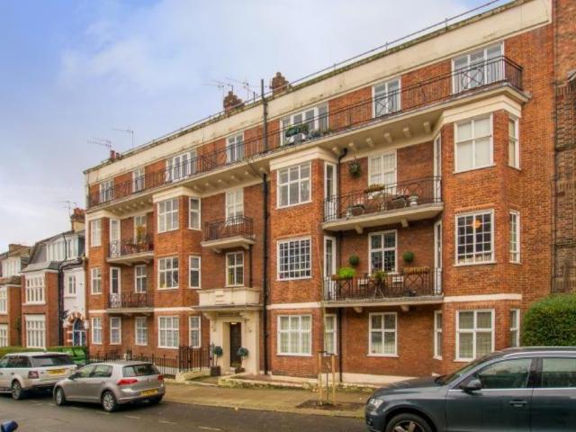 Glenmore Road, Belsize Park 3 bed flat to rent £3,650 pcm £842 pw