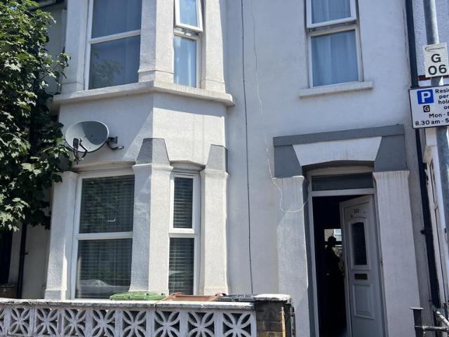Glenny Road, Barking IG11 3 bed end of terrace house to rent £2,250 pcm £519 pw