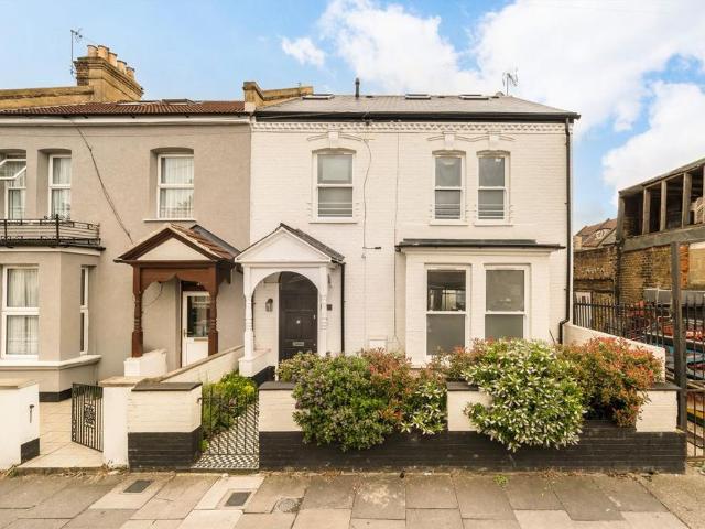 Glenparke Road, LONDON E7 3 bed flat to rent £2,500 pcm £577 pw