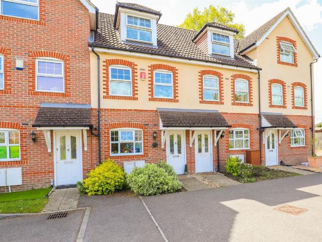 Glenwood Court, Farnborough GU14, 3 bed town house to rent, £1,750 pcm | PrimeLocation
