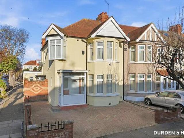 Glenwood Gardens, Ilford, 3 Bedroom End
