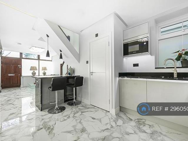 Glenthorne Road, Hammersmith, London, W6 3 bed semi detached house to rent £3,700 pcm £854 pw