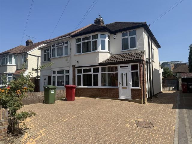 Glentworth Place, Slough SL1, 3 bed semi detached house to rent, £1,800 pcm | PrimeLocation