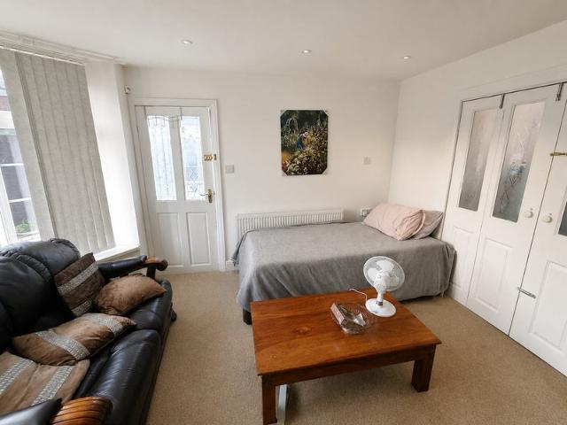Ground Floor 1 Bed Flat | Free Parking | Near Tram