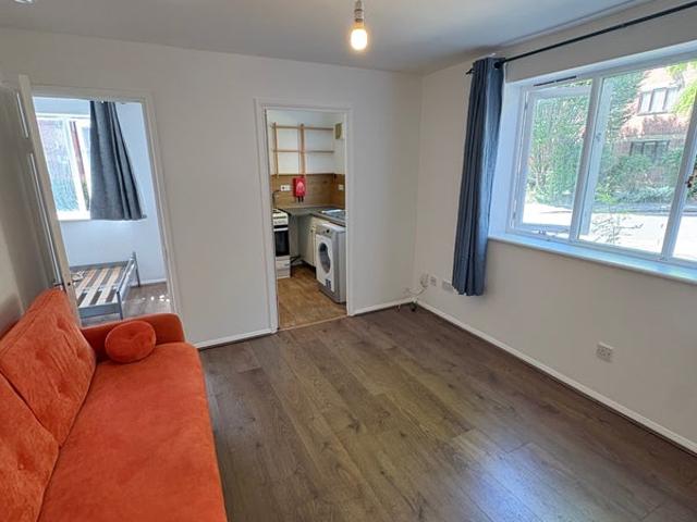 Ground Floor 1 Bed Flat, Furnished & New Decorated