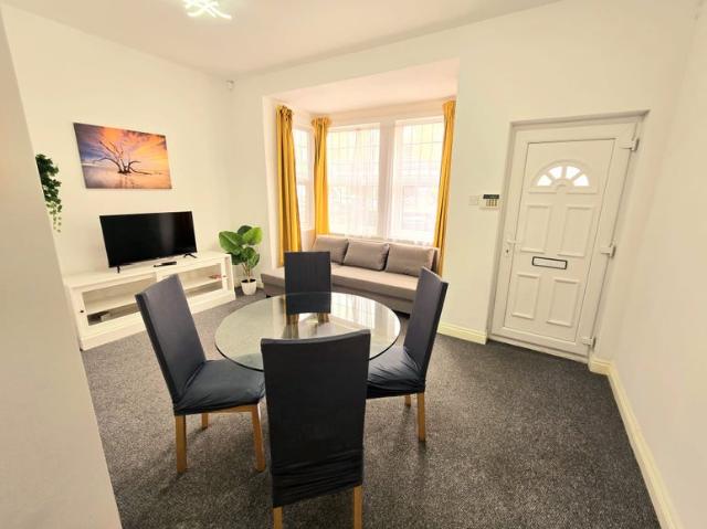 Ground Floor 2 Bed Flat to Let in E15