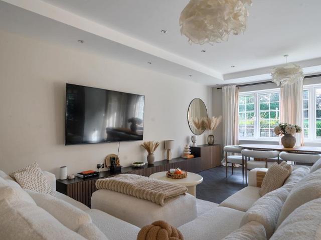 Ground Floor Apartment to rent with 2 bedrooms, Waterhouse Lane, Kingswood