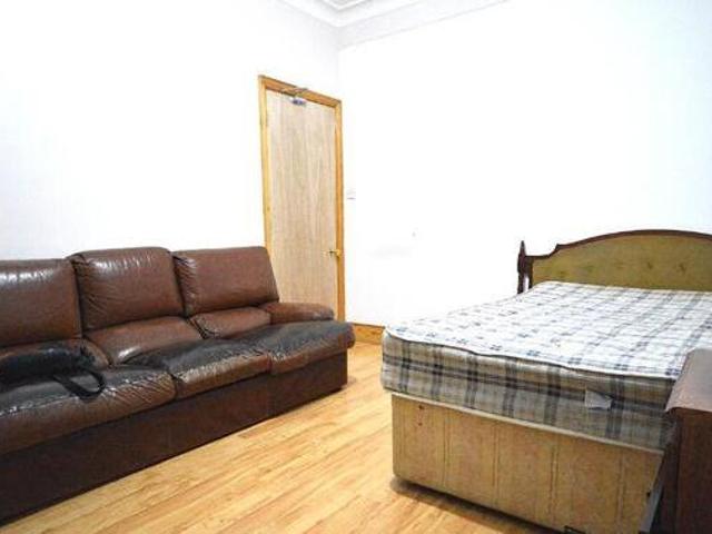 Ground Floor Bedroom With Easy Access To Garden Sandringham Road, London, 1 Bedroom Terraced