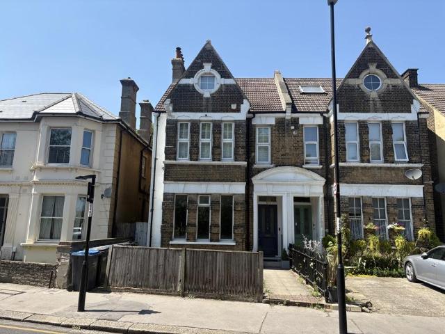 Ground Floor Flat 40 Moreton Road. 2 bed flat to rent £1,550 pcm £358 pw