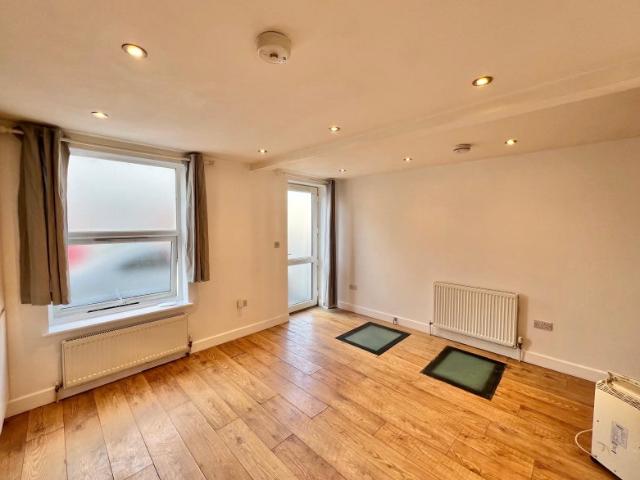 Ground floor flat Nr the seafront