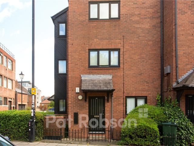Ground Floor Flat/Apartment Property to let Blackfriars Court, Tyne and Wear £875pcm Pat Robson