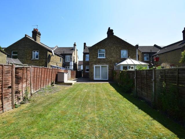 Ground Floor Maisonette with Private Garden in CR2
