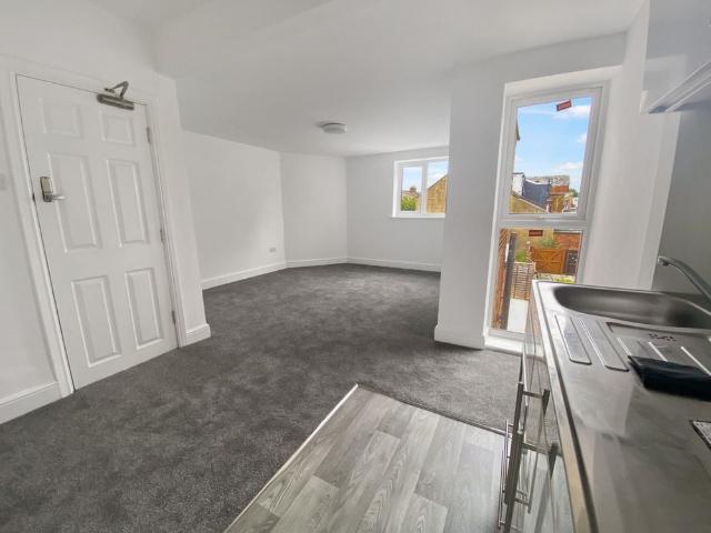 Ground Floor Middle Room 2, 32 Bullingdon Road, Oxford OX4 1QH