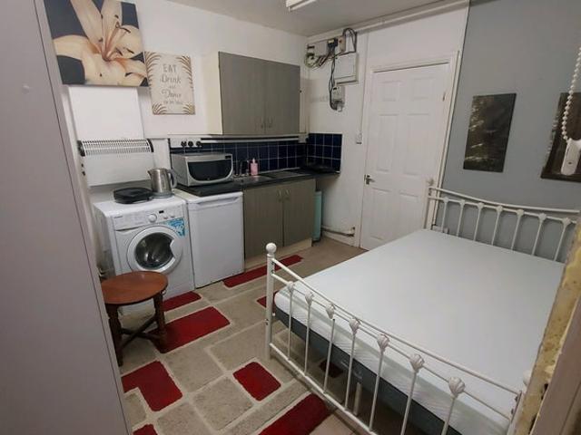 Ground floor self contained flat, low deposit