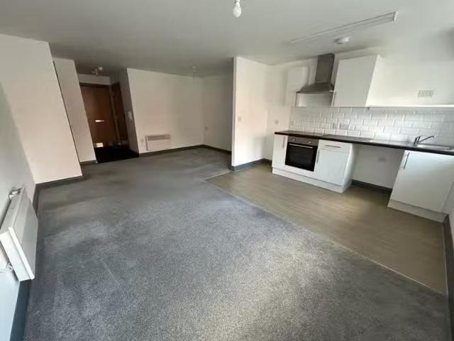 Ground floor studio flat for rent in Brecon House, Browns Gree.
