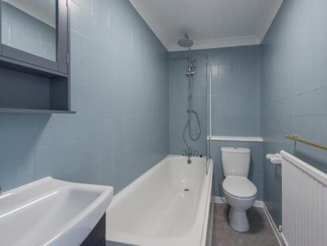 Ground floor studio flat for rent in Buckleigh Road, London, SW16