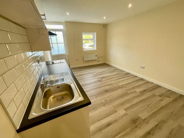 GROUND FLOOR STUDIO FLAT – HOLDENHURST ROAD